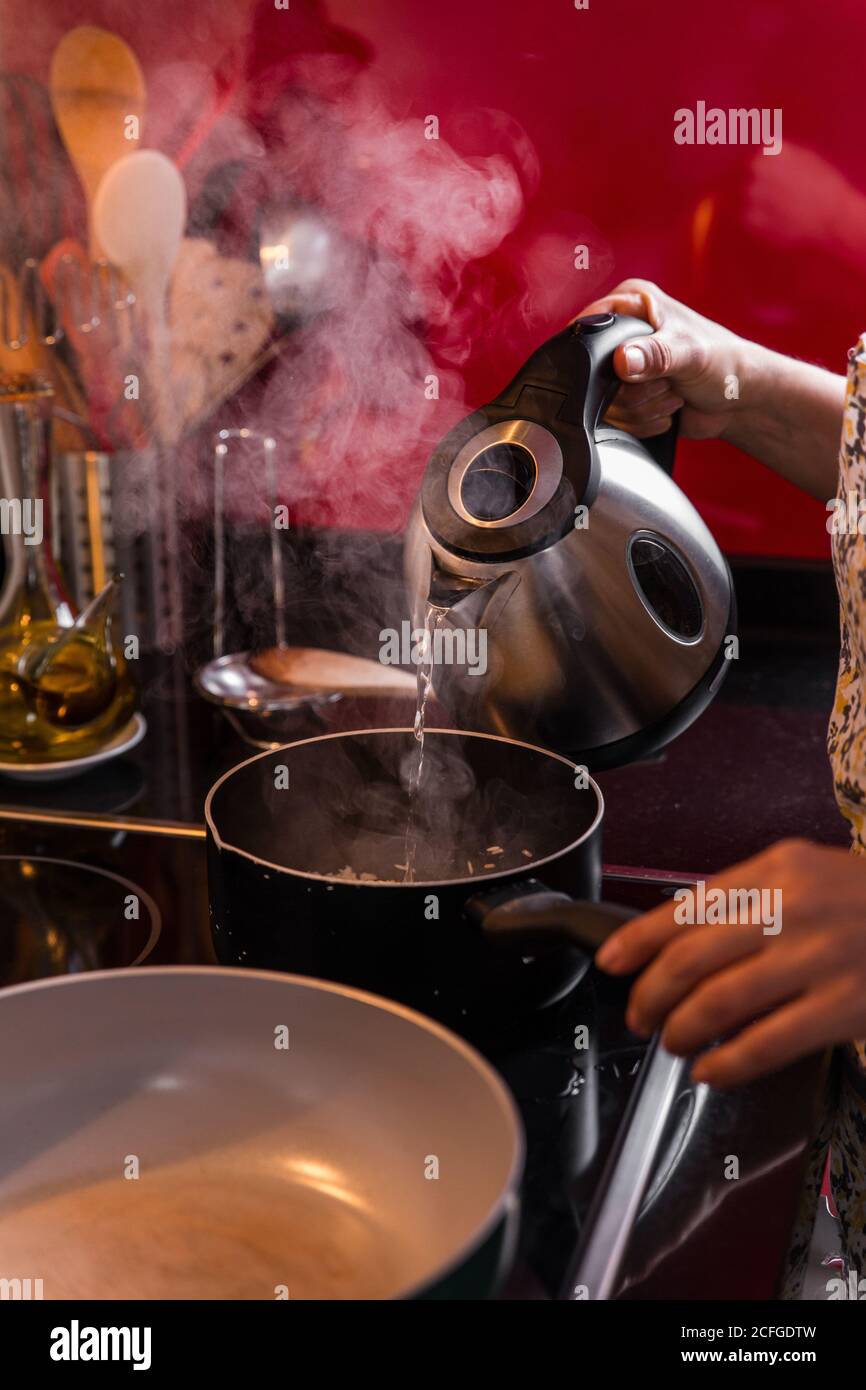 Pour boiling water hi-res stock photography and images - Alamy