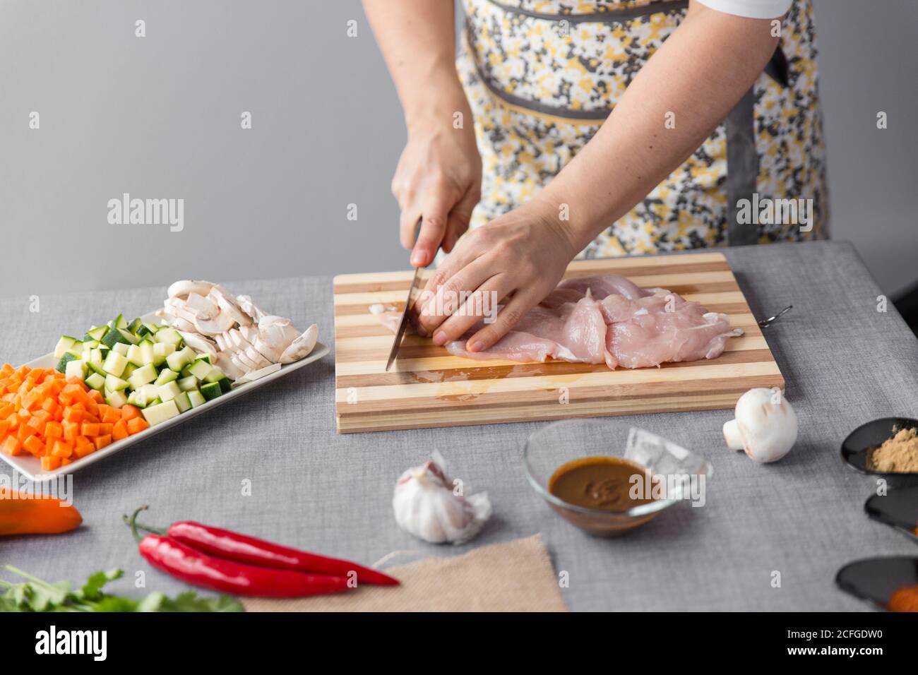 Cutting up chicken hi-res stock photography and images - Alamy