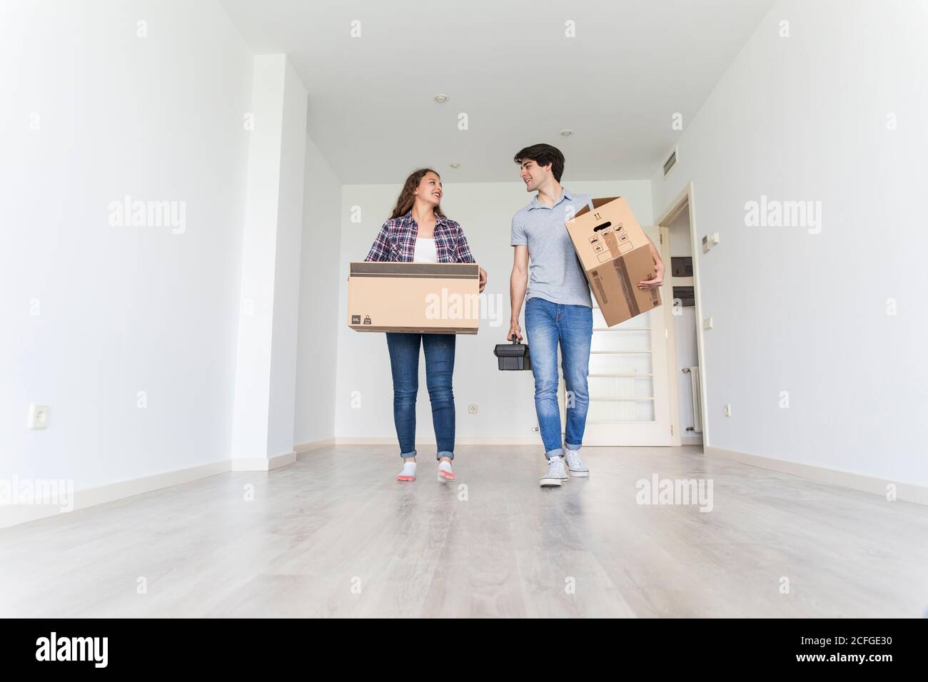 Empty boxes in room hi-res stock photography and images - Alamy