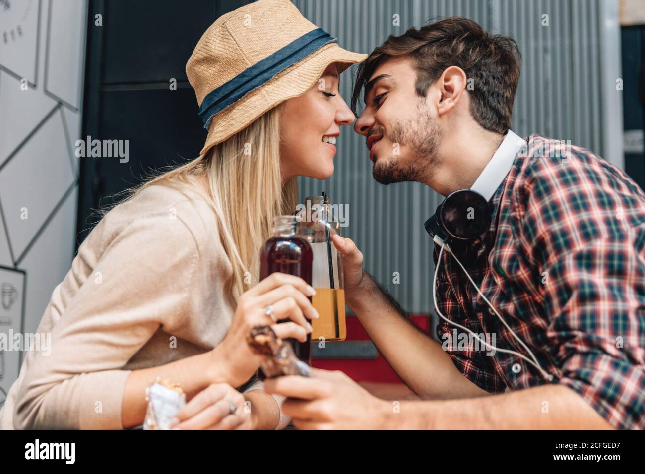 Young couple kissing bar hi-res stock photography and images - Alamy