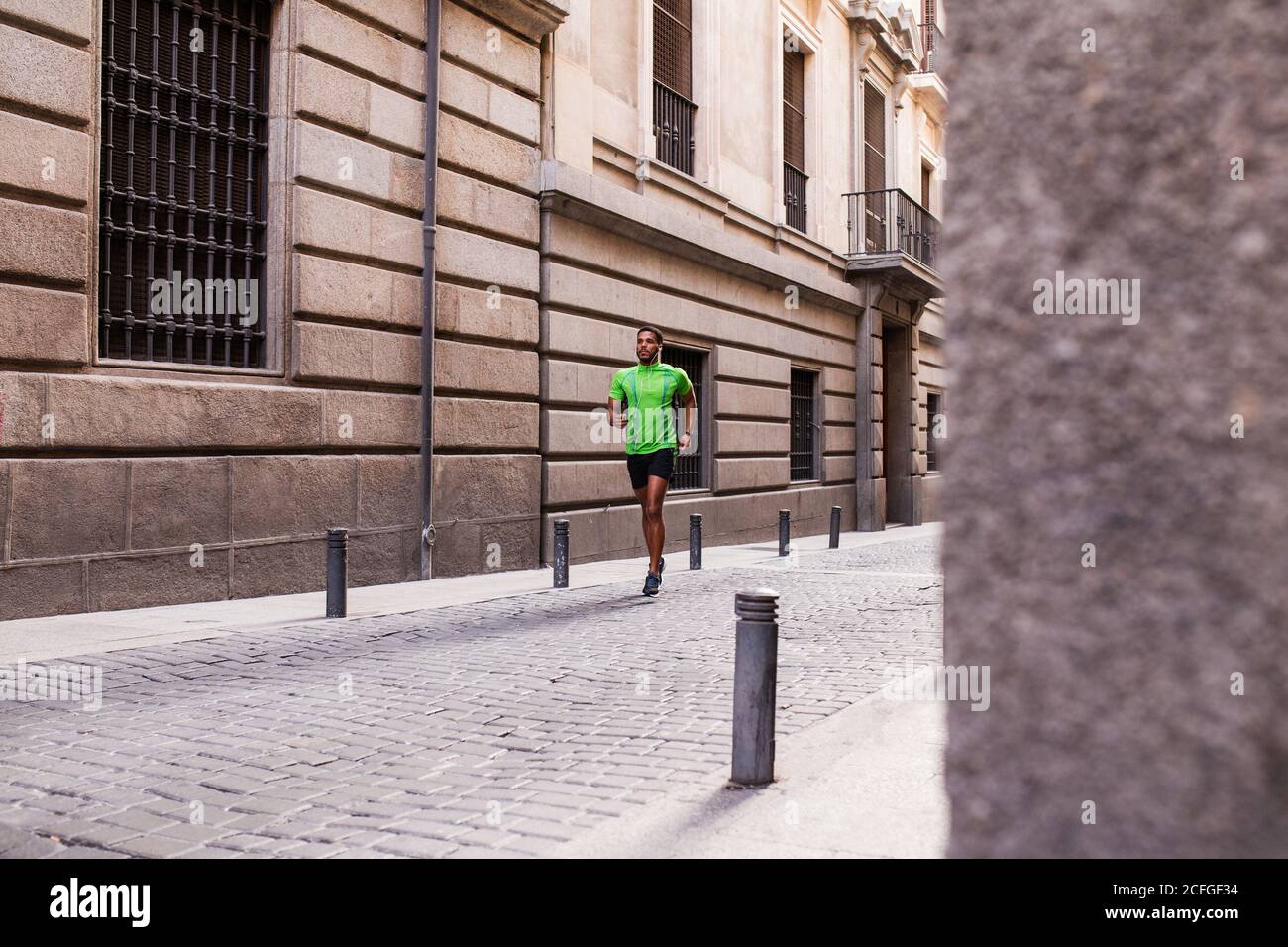 Running city streets black male hi-res stock photography and images - Alamy