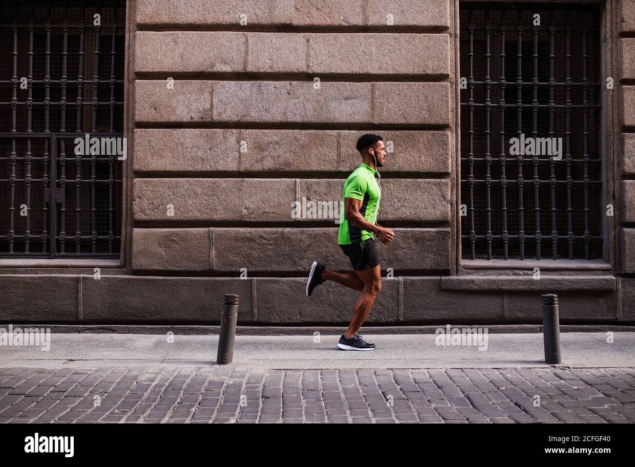 Running city streets black male hi-res stock photography and images - Alamy