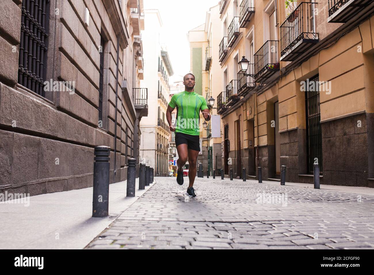 Running city streets black male hi-res stock photography and images - Alamy