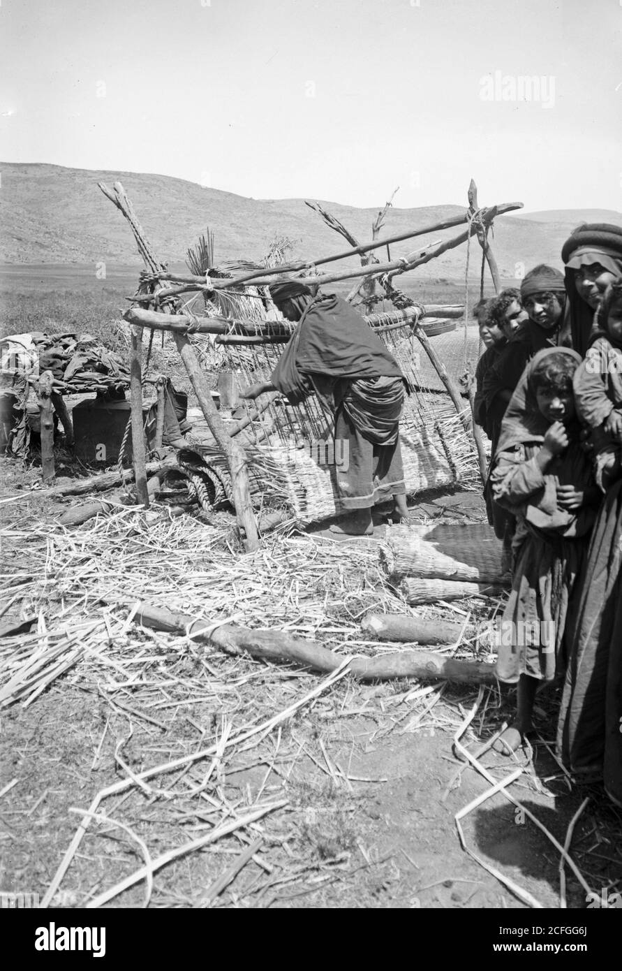 Weaving papyrus mats hi-res stock photography and images - Alamy