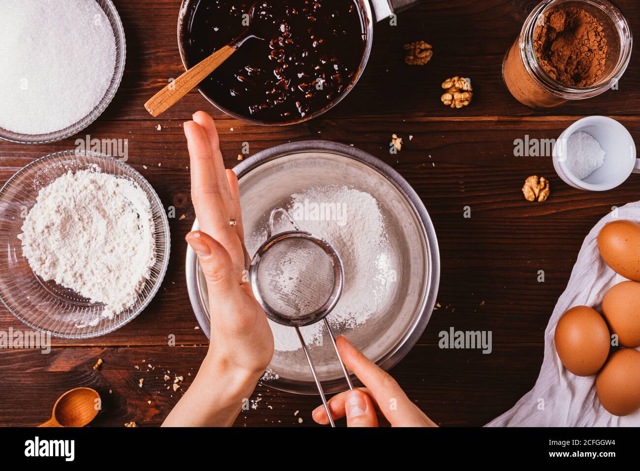 Sift flour hi-res stock photography and images - Alamy