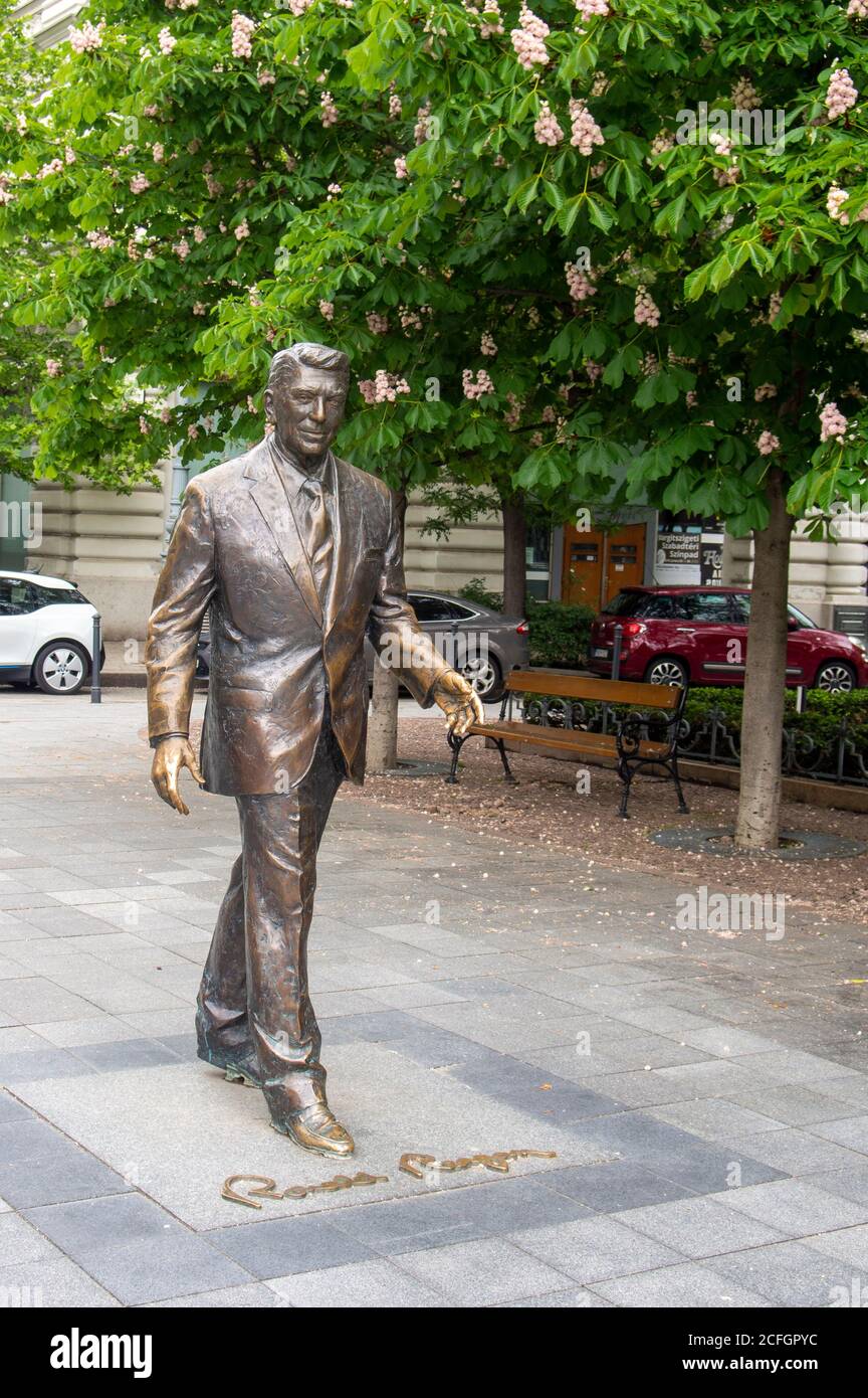 Bronze statue of a striding Ronald Reagan: A lifesized statue of former ...