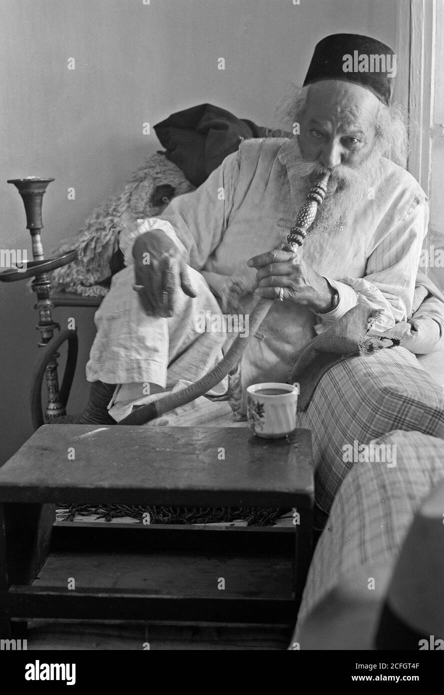 Jewish man smoking hookah hi-res stock photography and images - Alamy