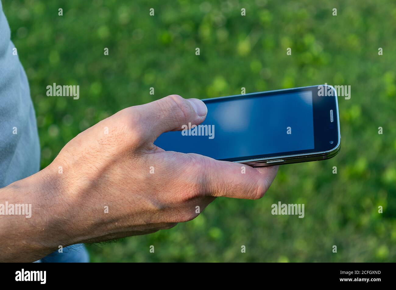 Person holding mobile cell hi-res stock photography and images - Alamy
