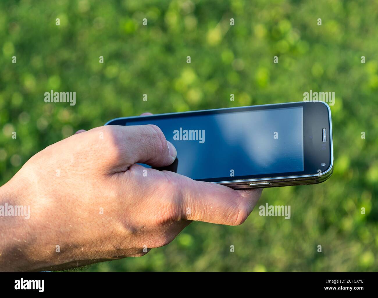 Hand tap touch green screen hi-res stock photography and images - Alamy