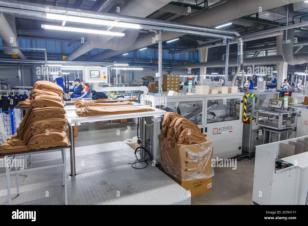 Worker garment industry packing hi-res stock photography and images - Alamy