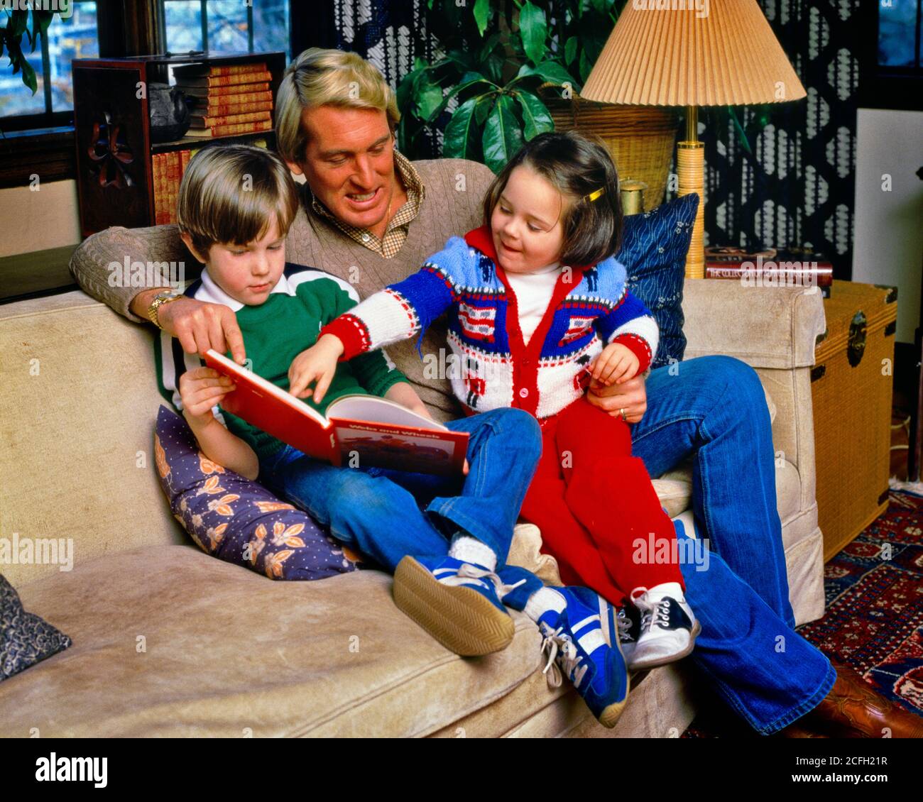 1970's father son reading hi-res stock photography and images - Alamy