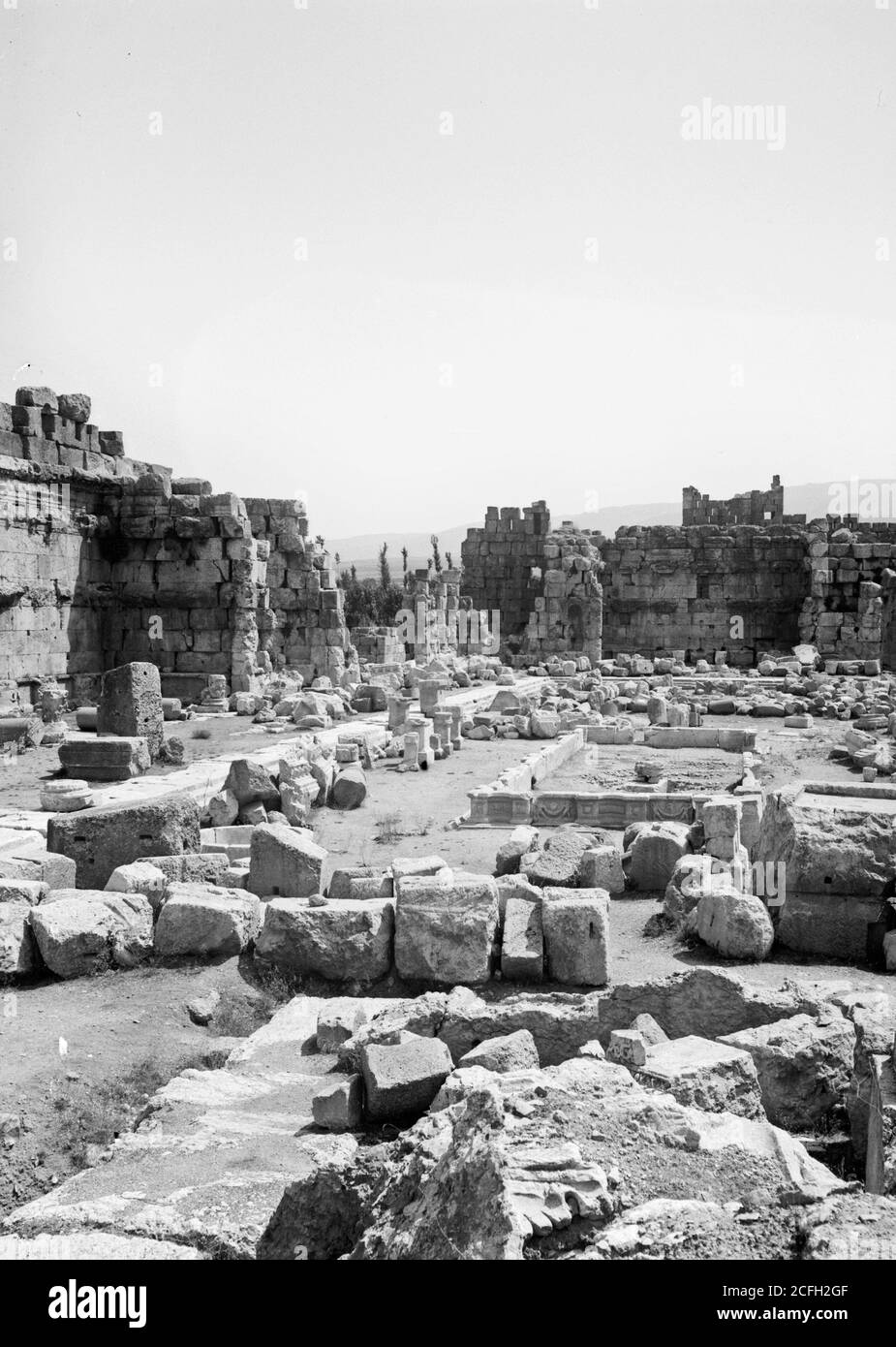 Baalbek temple Black and White Stock Photos & Images - Alamy