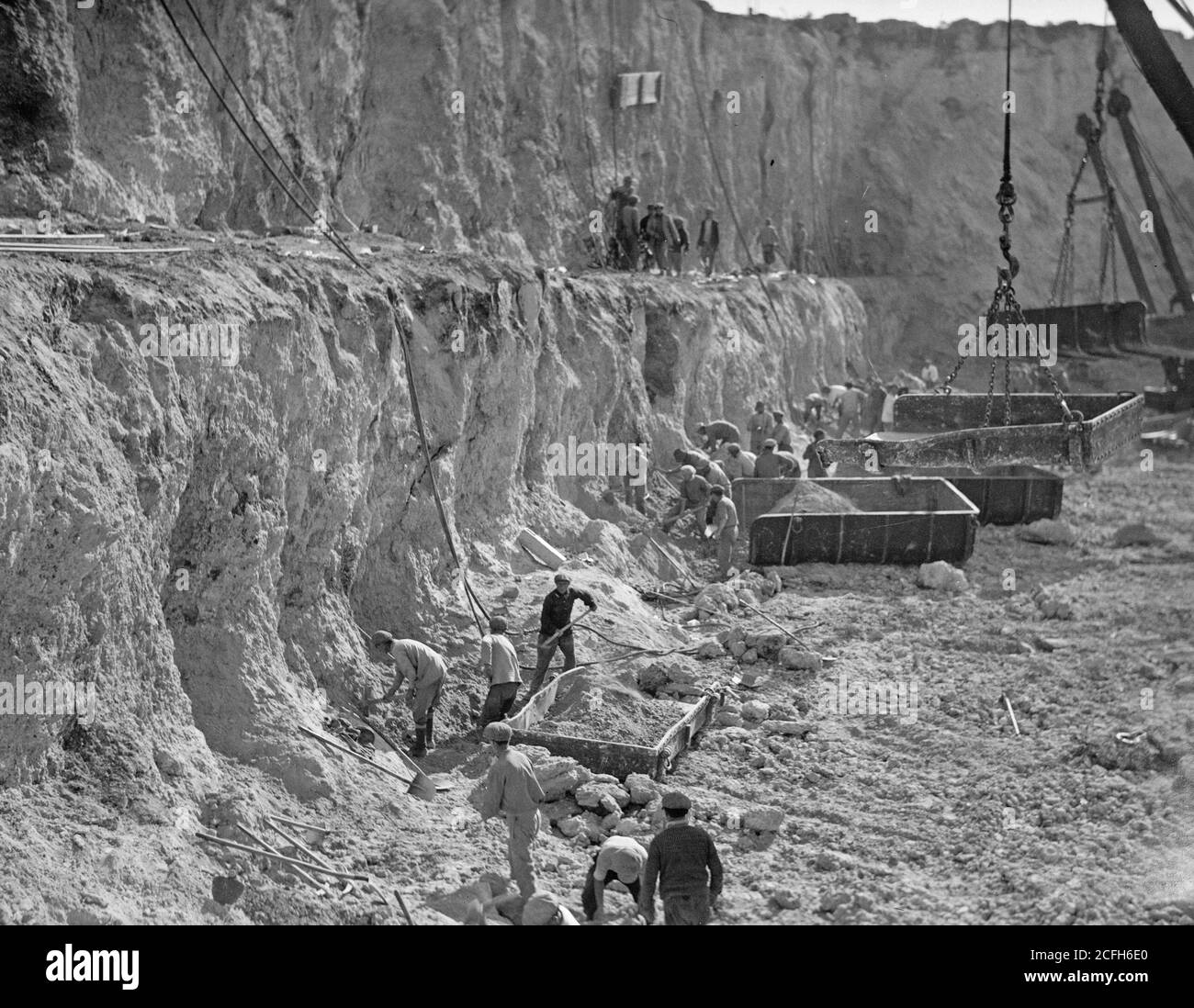 Middle East History - Construction of the Haifa harbour. The Athlit ...