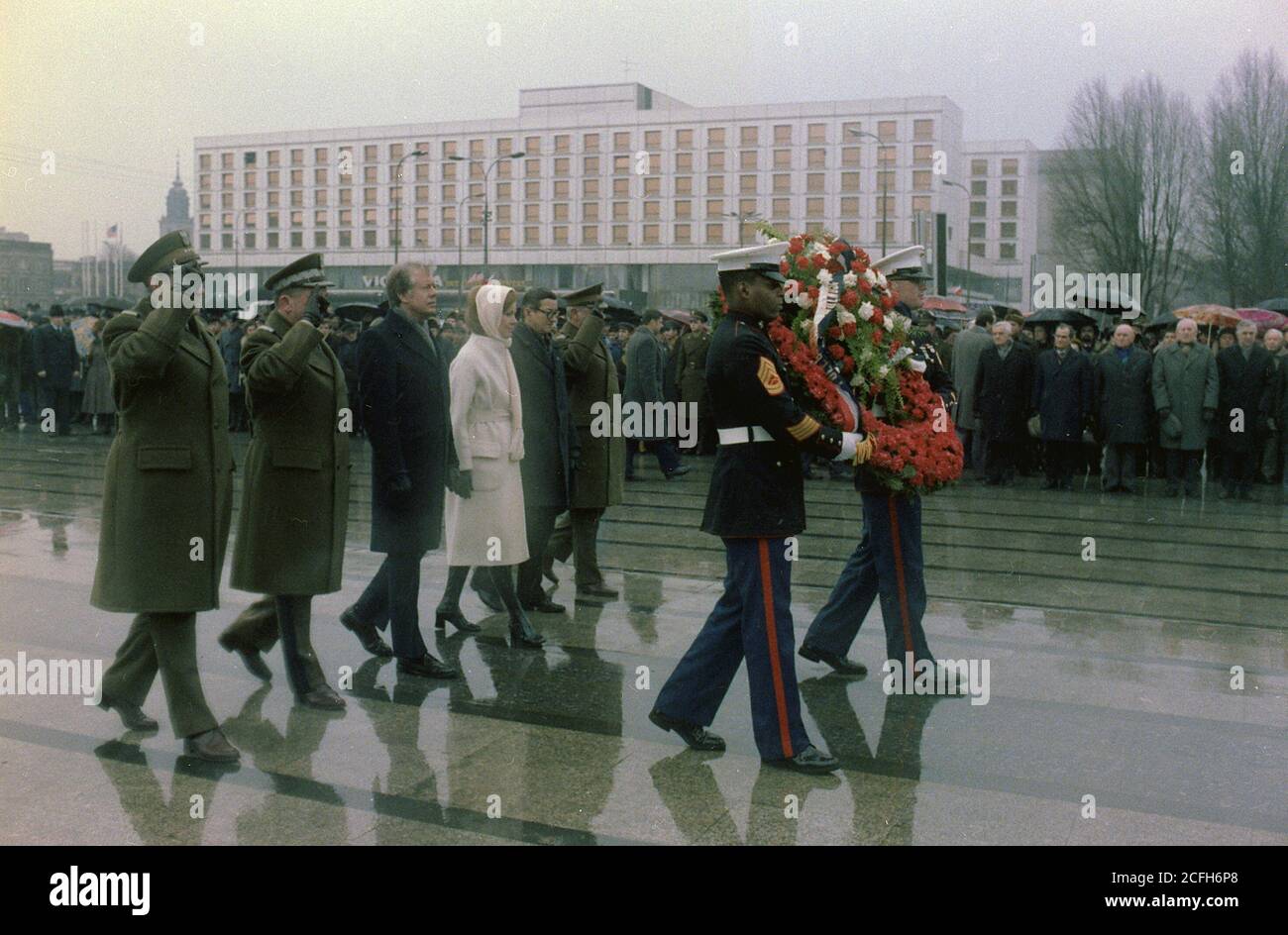 Jimmy Carter lays a wreath at Poland's Tomb for the Unkown Soldier. ca ...