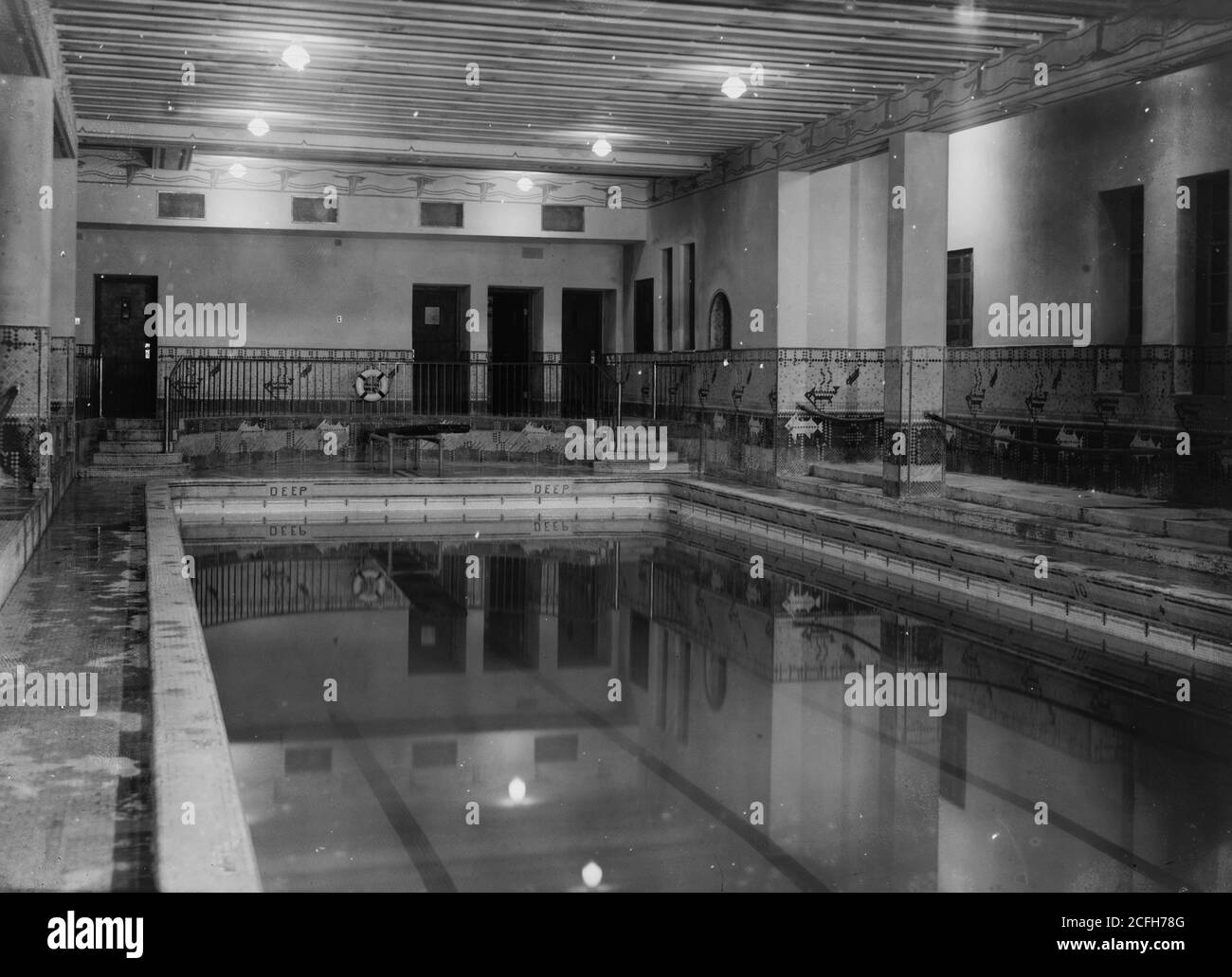 Early 1900s swimming pool hi-res stock photography and images - Alamy
