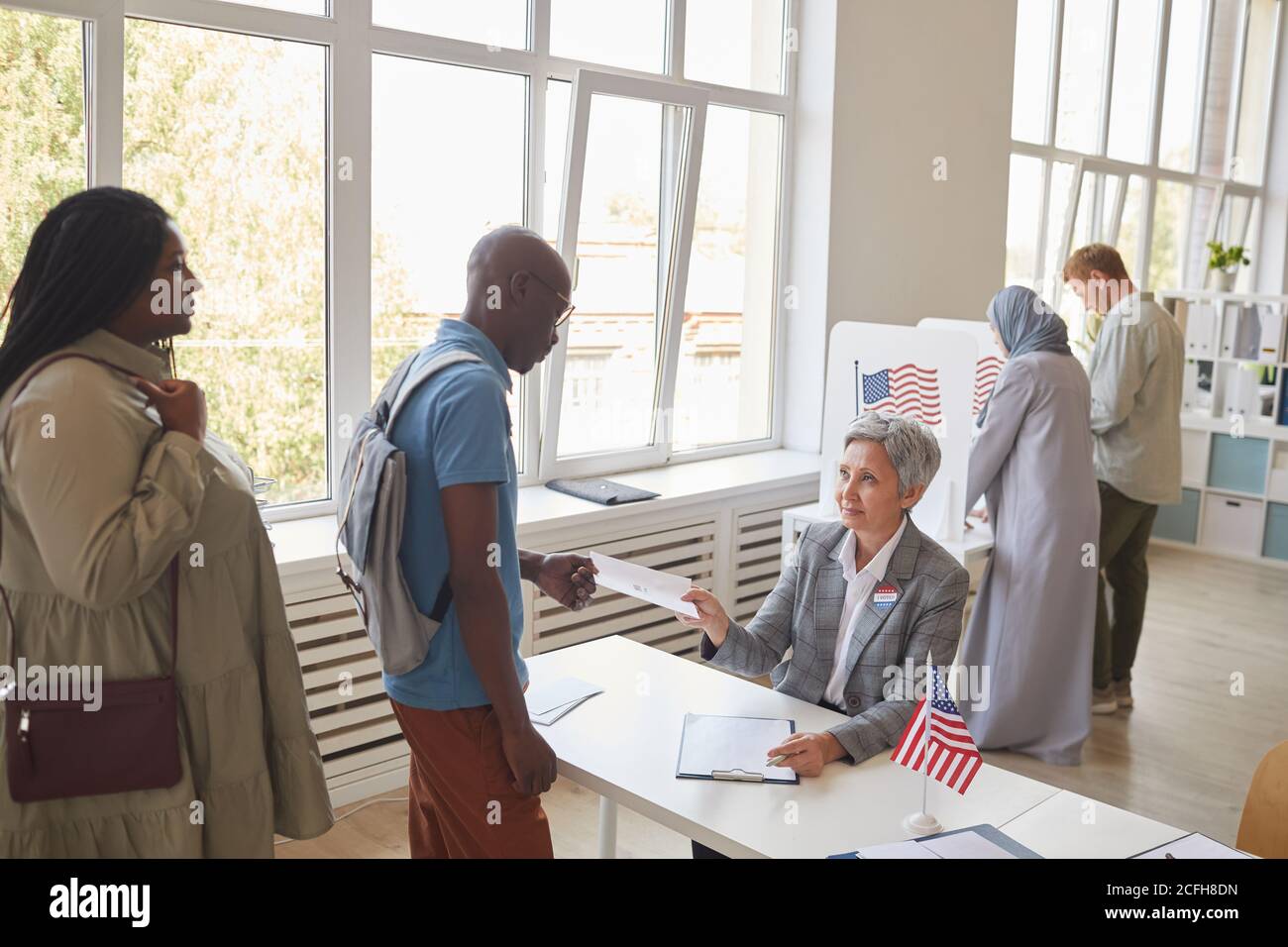 Group at table voting hi-res stock photography and images - Alamy