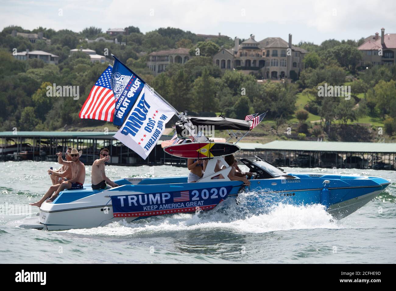President donald trump participates hi-res stock photography and images ...