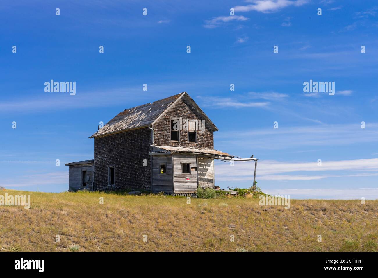 An old abandoned home on the prairies in rural Saskatchewan, Canada ...