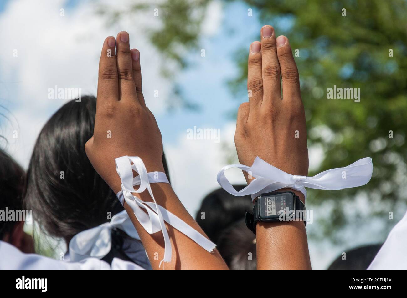 Bangkok, Thailand. 31st July, 2001. Students hold up a three finger ...