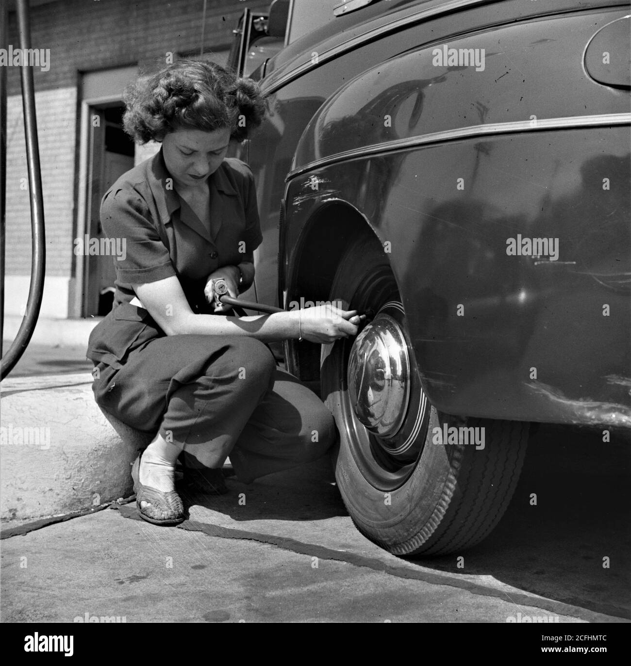 Woman taking photograph historic hi-res stock photography and images ...