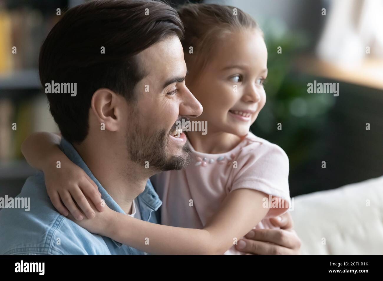 Father comfort daughter hi-res stock photography and images - Alamy