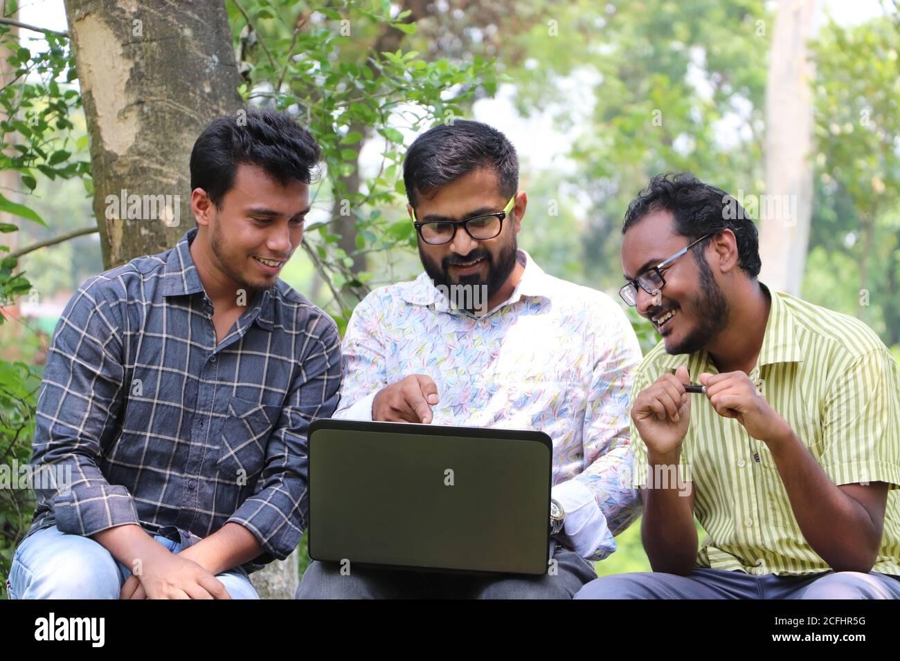 University students studying on campus hi-res stock photography and ...