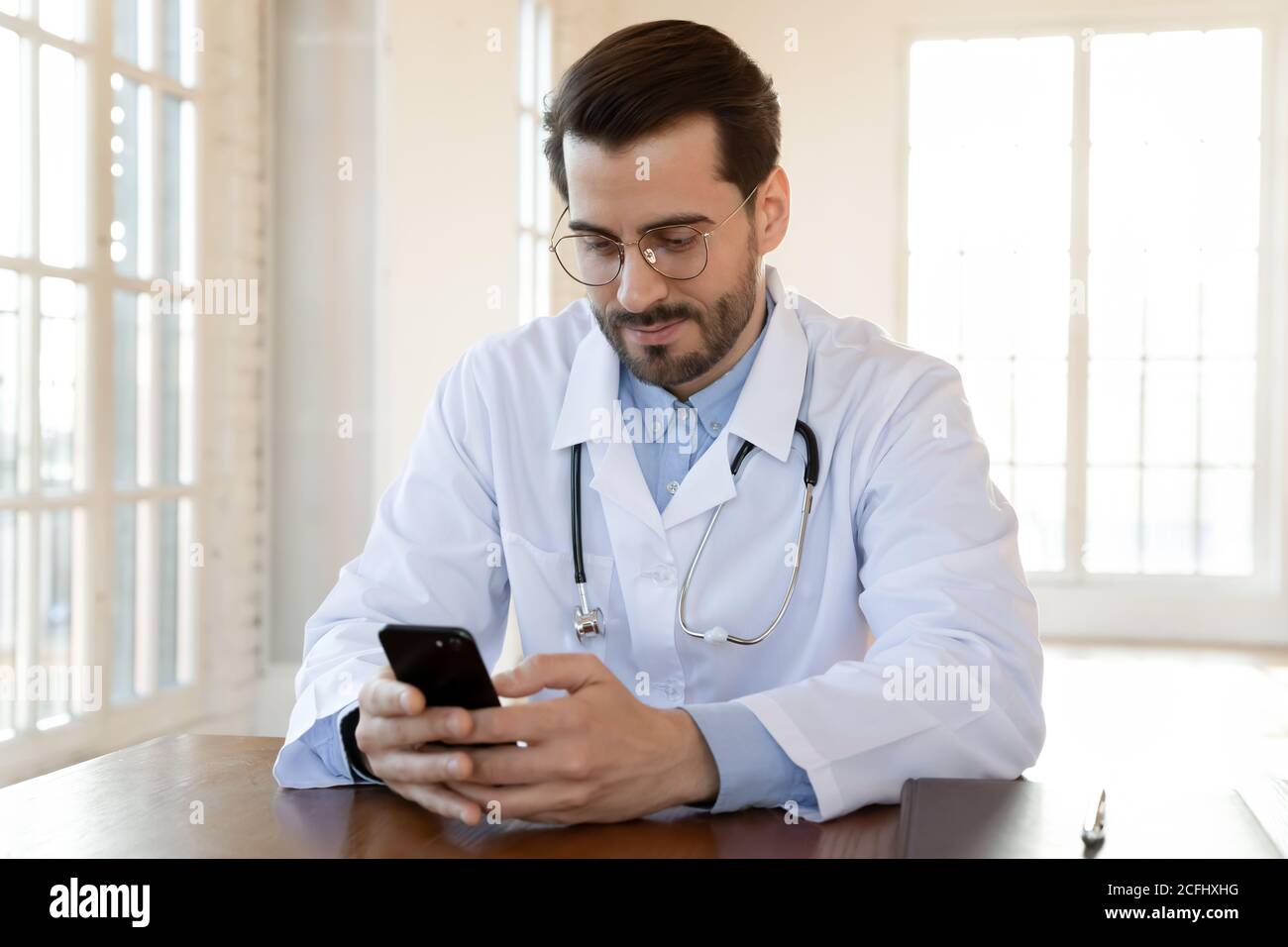 Doctor wearing glasses hi-res stock photography and images - Alamy