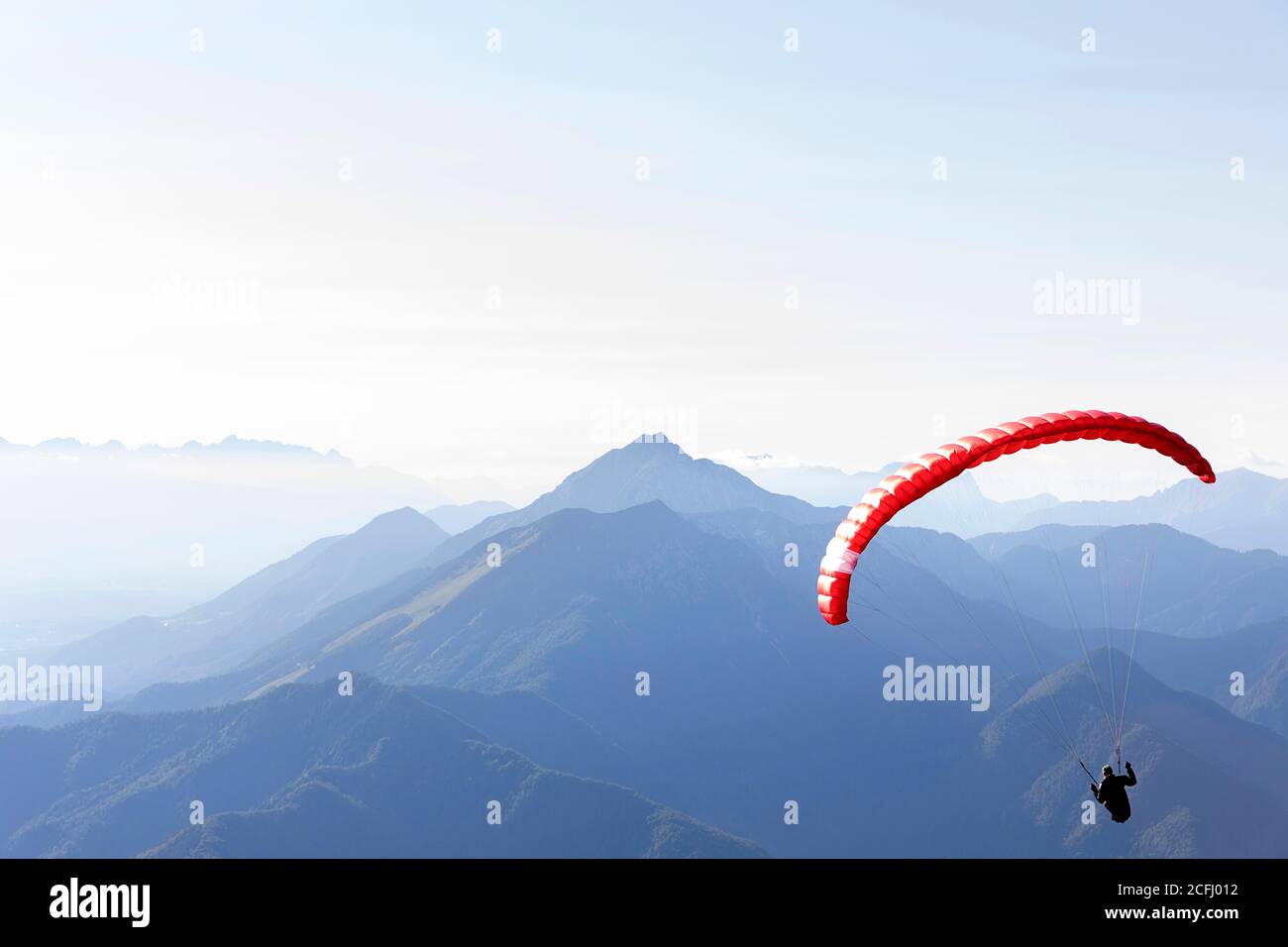 Para glider over mountains hi-res stock photography and images - Alamy