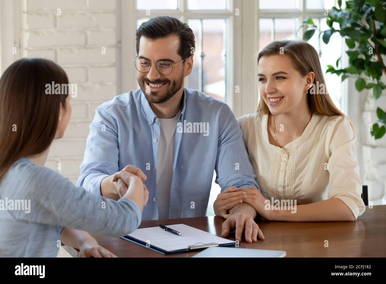 Couple hand shake hi-res stock photography and images - Alamy