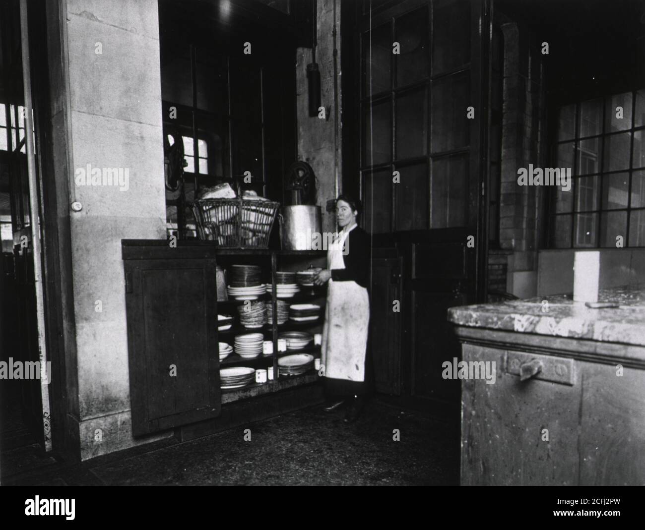 Old elevator paris hi-res stock photography and images - Alamy