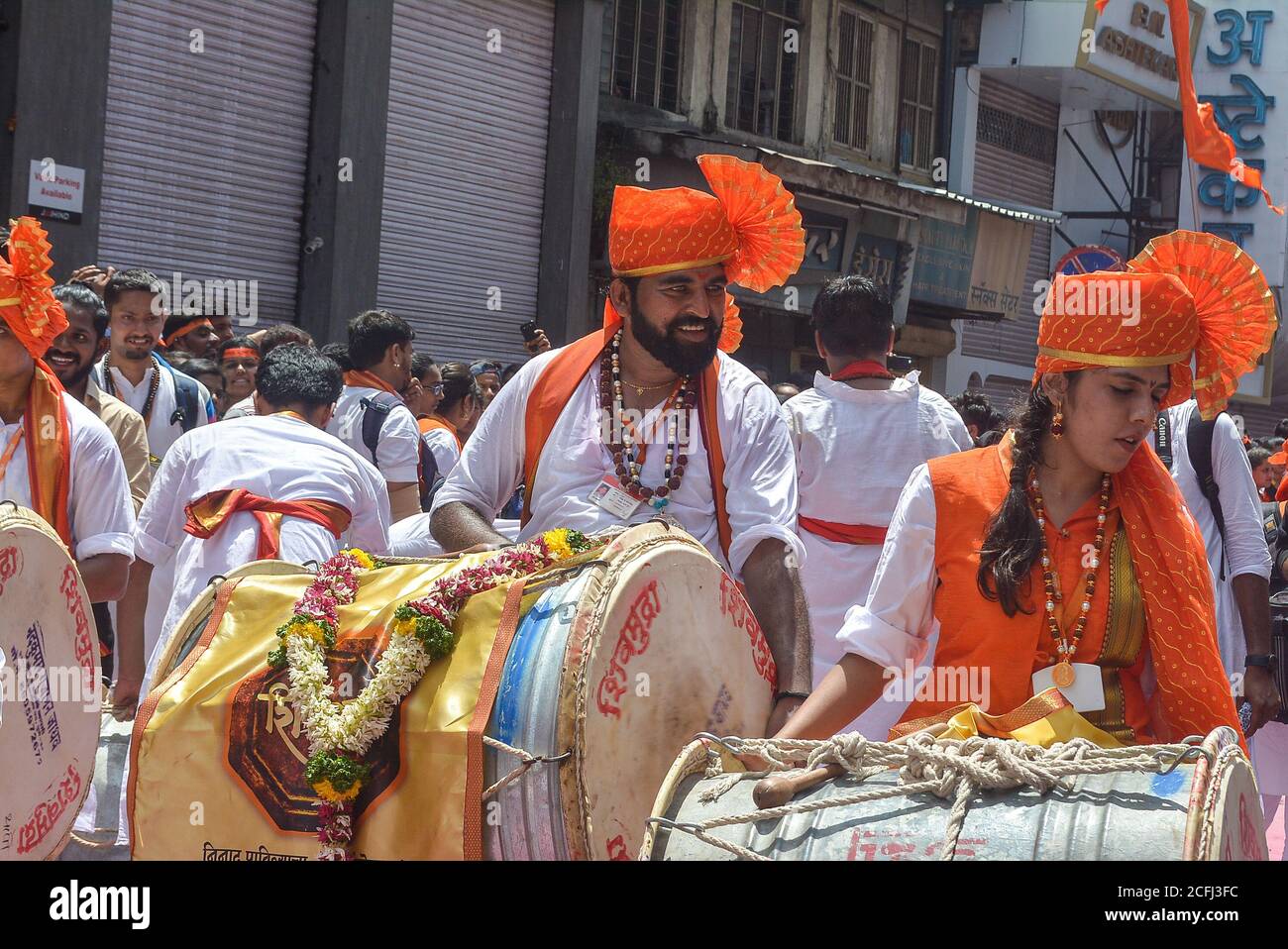 Dhol tasha pathak hi-res stock photography and images - Alamy
