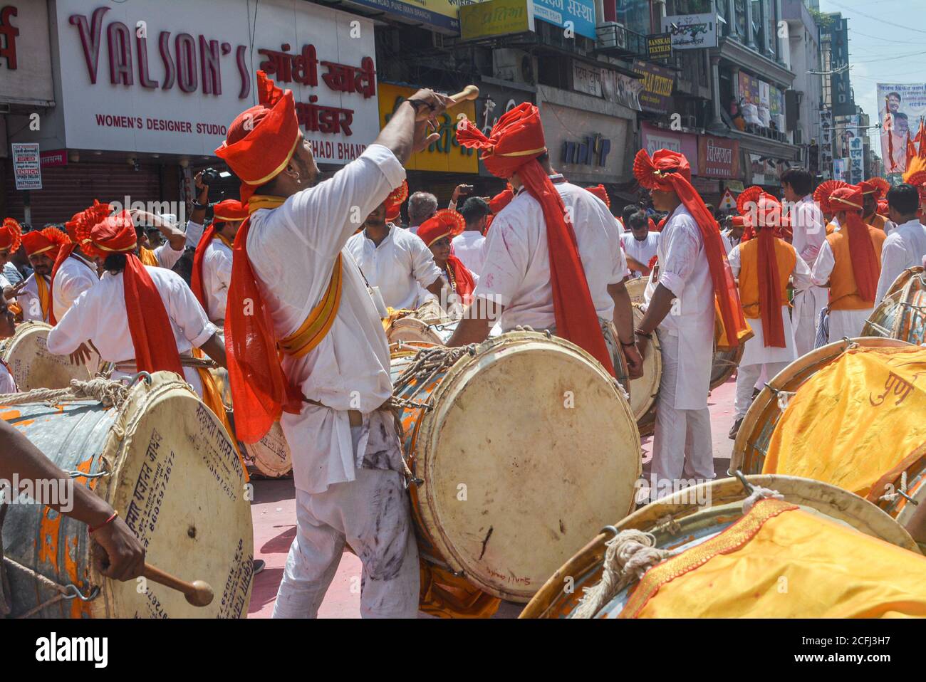 Dhol tasha pathak hi-res stock photography and images - Alamy