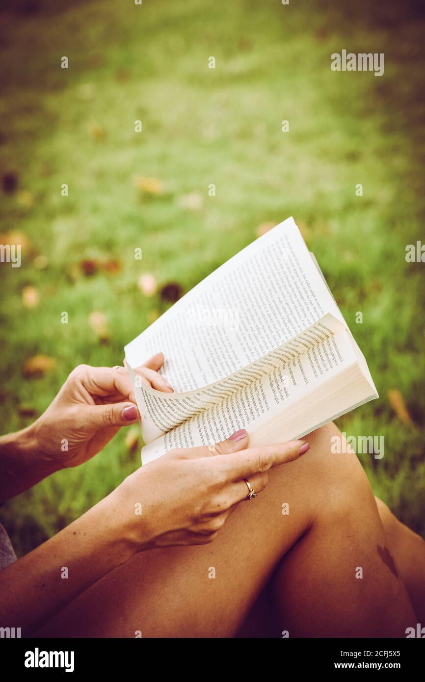 Hands holding a book hi-res stock photography and images - Alamy