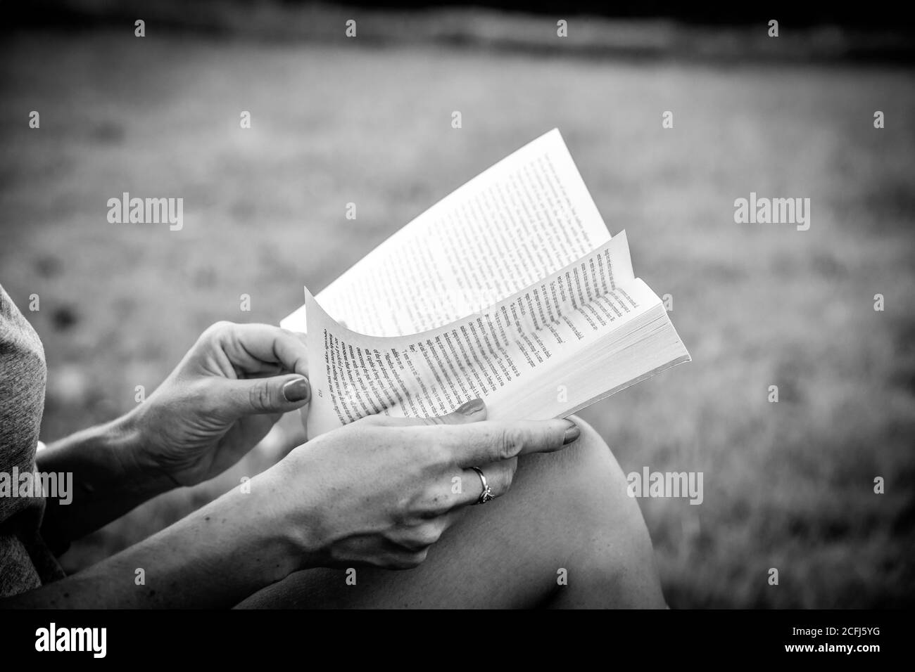 Hands holding a book hi-res stock photography and images - Alamy