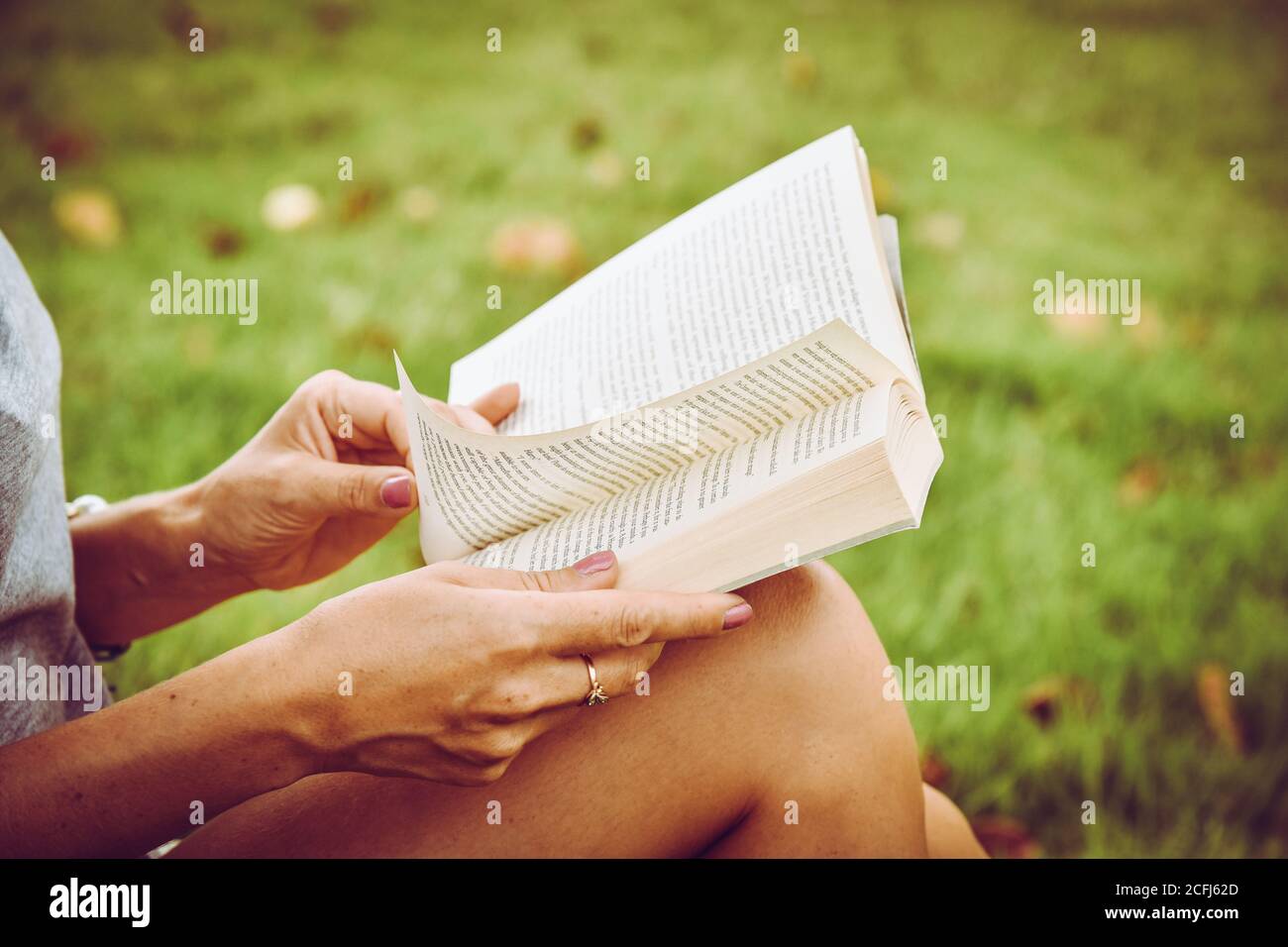 Hands holding a book hi-res stock photography and images - Alamy