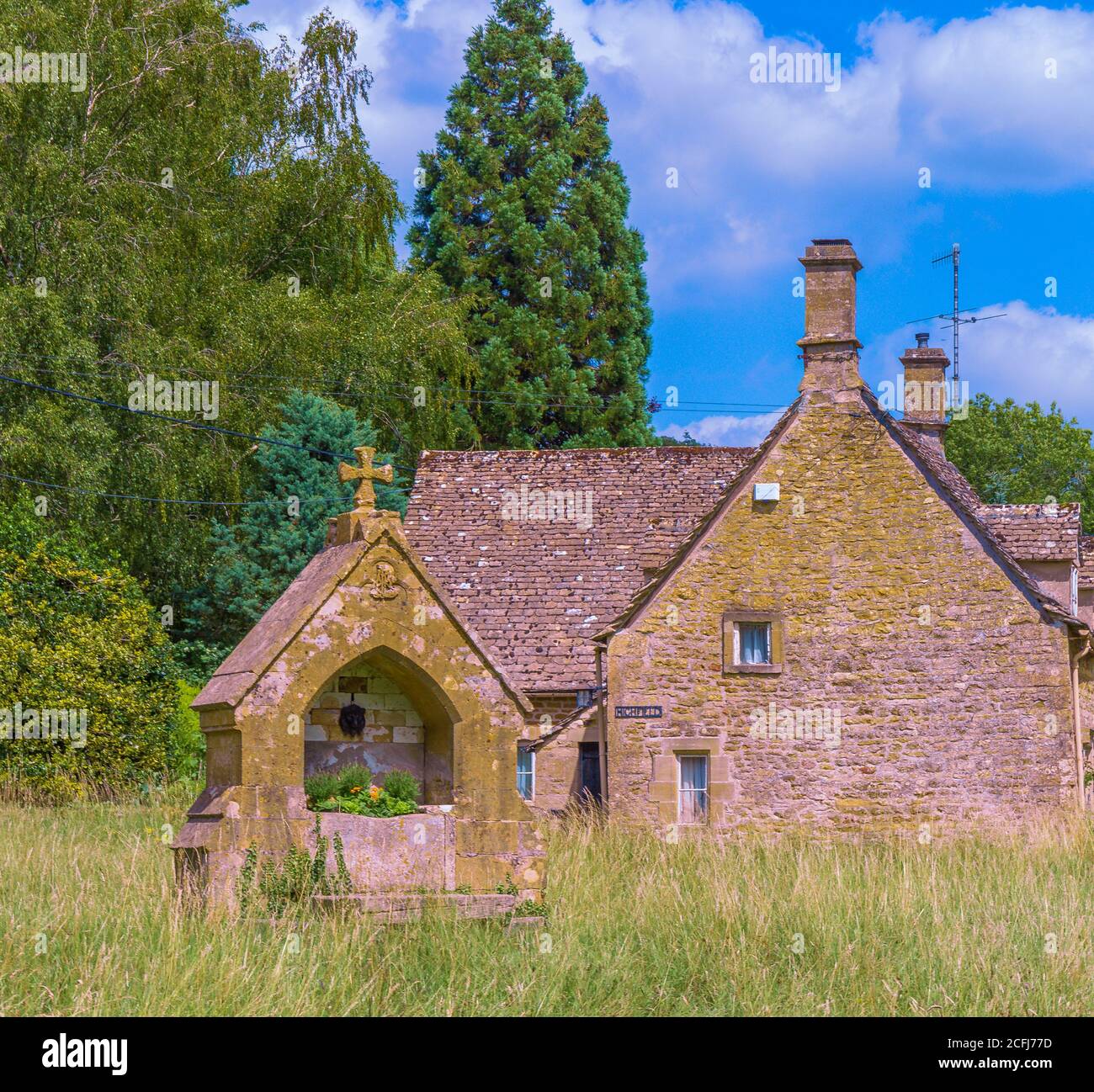 Small cotswold stone cottage hi-res stock photography and images - Alamy