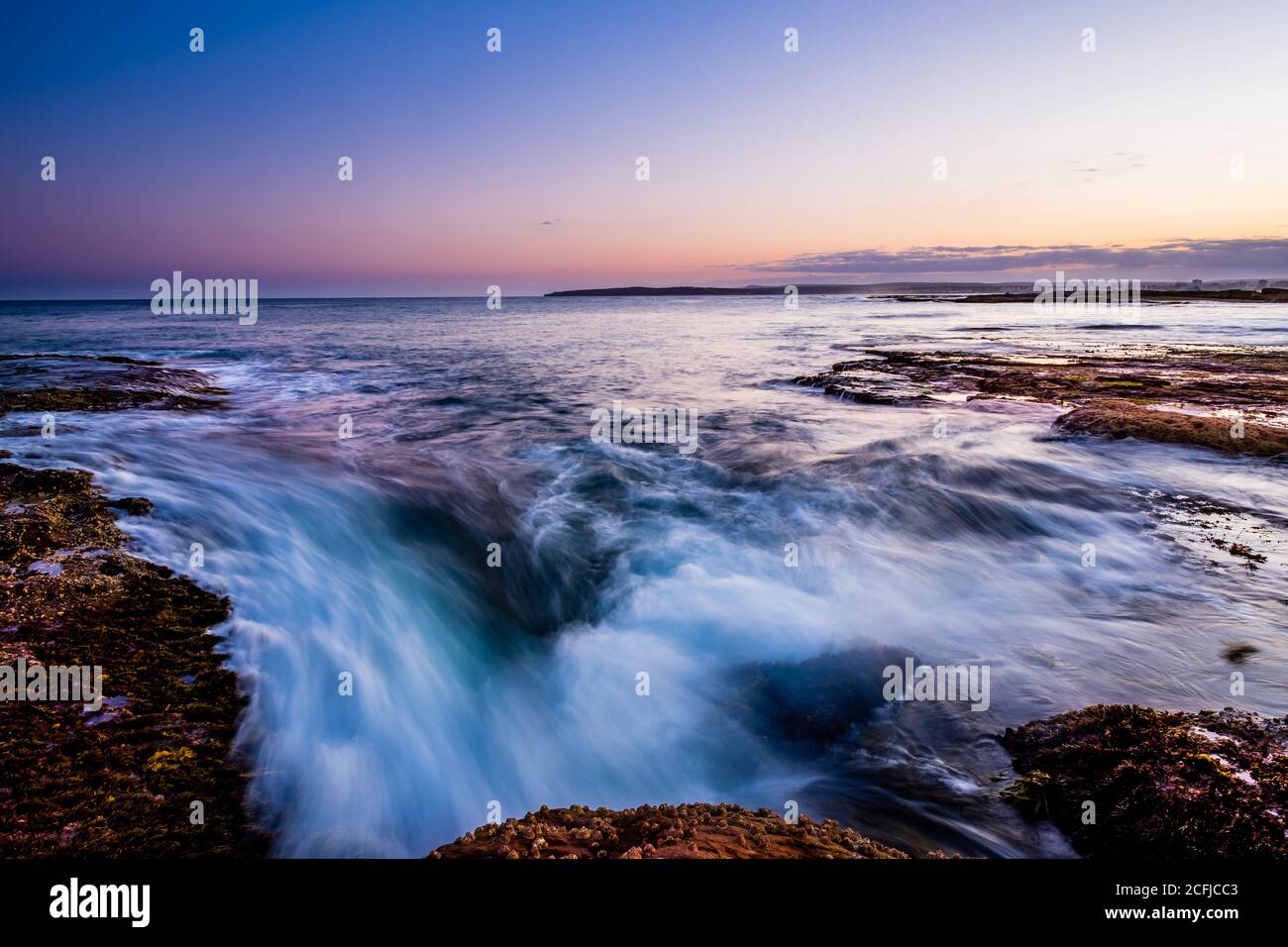 Strong wave hi-res stock photography and images - Alamy