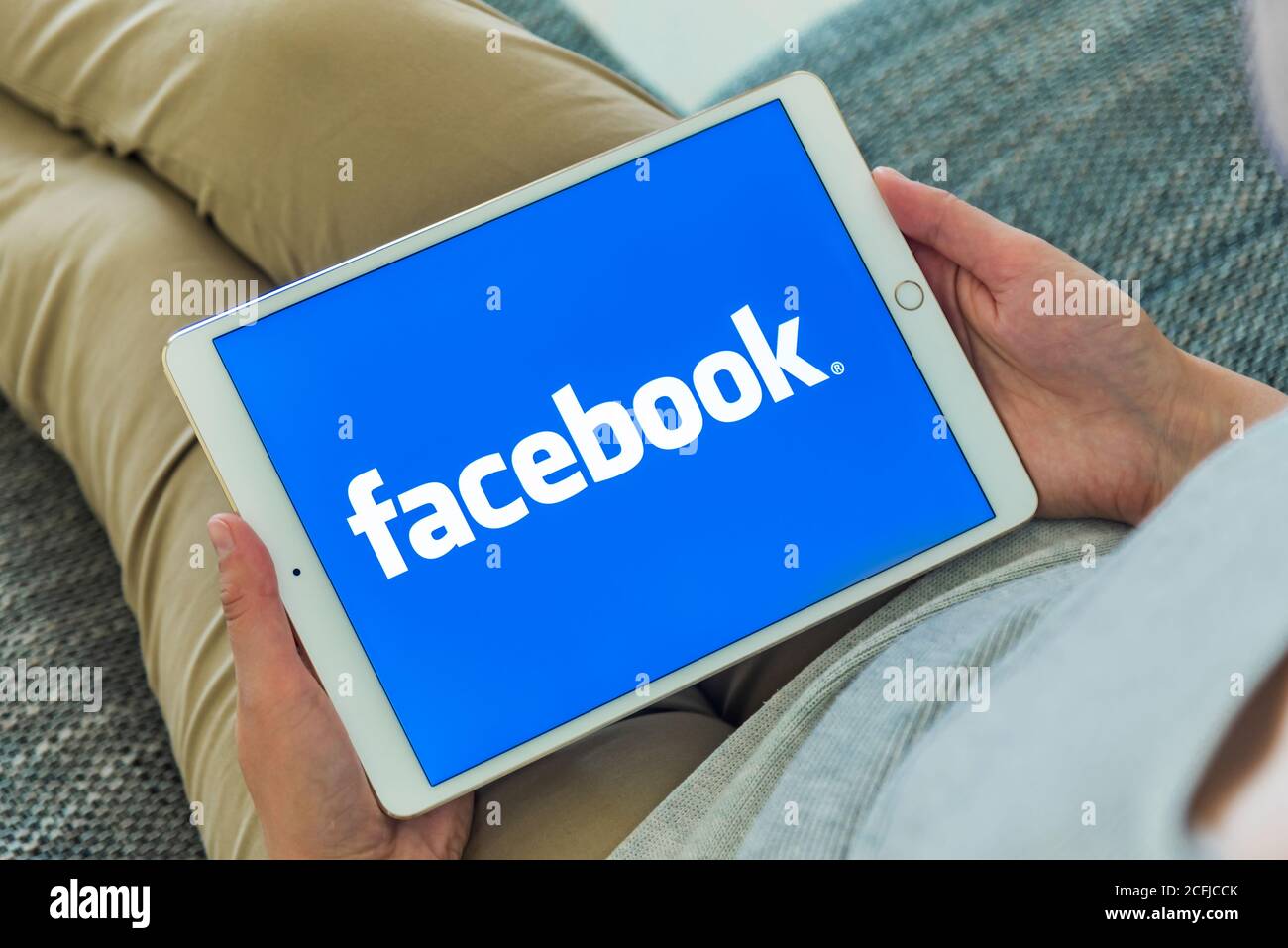 Hands holding ipad hi-res stock photography and images - Alamy