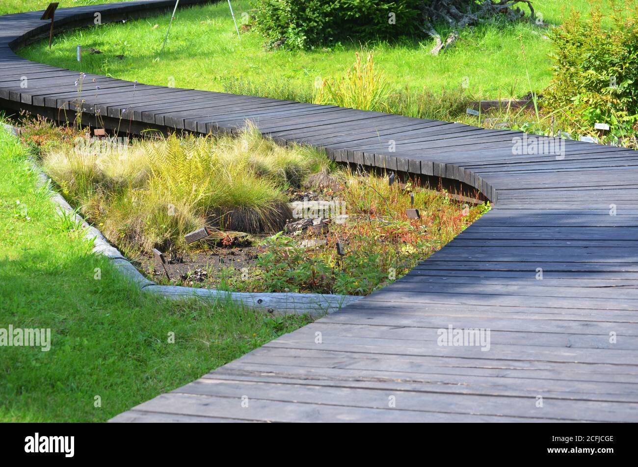 Winding garden path hi-res stock photography and images - Alamy