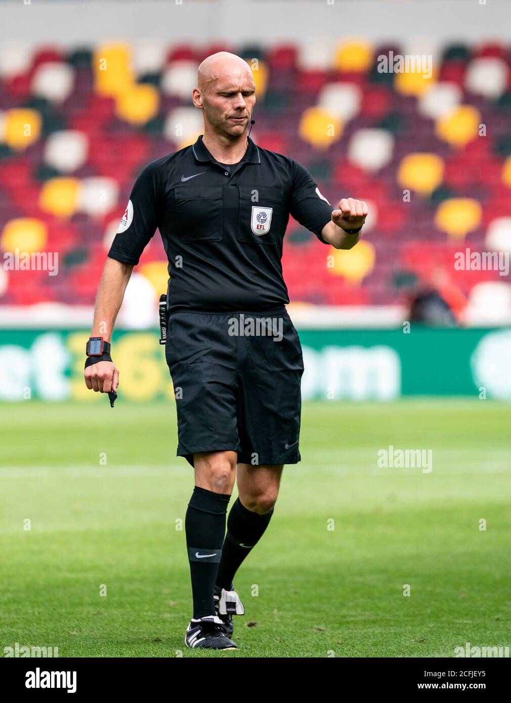 Charles breakspear referee hi-res stock photography and images - Alamy