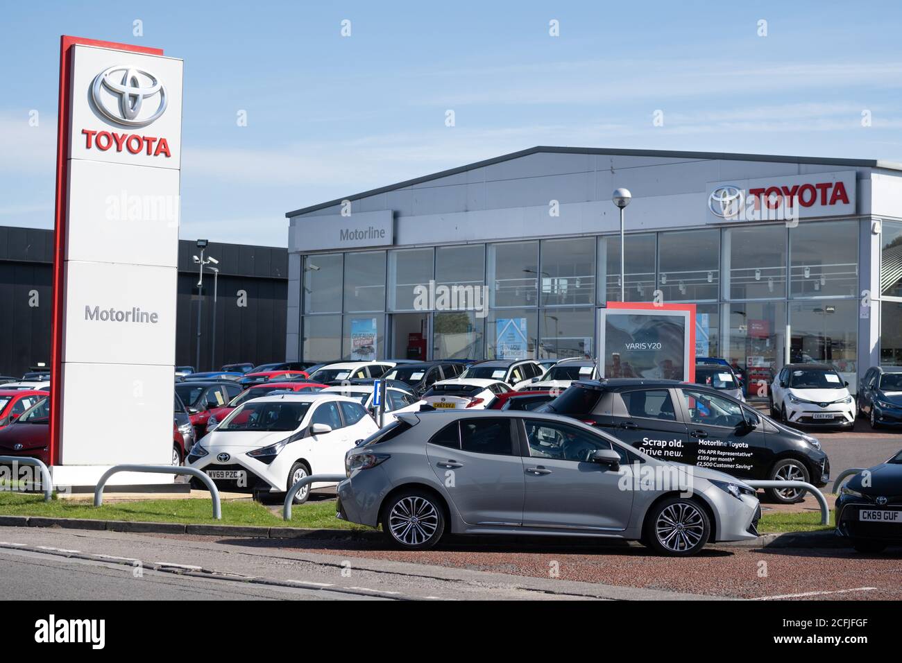 People in car sales garage hi-res stock photography and images - Alamy