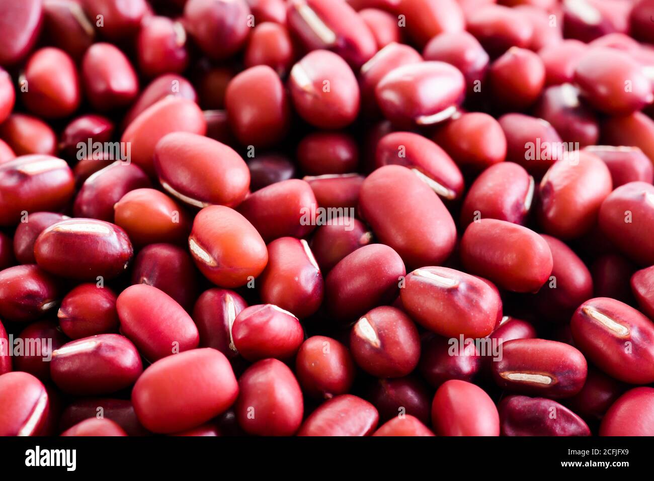 Raw red bean background Stock Photo - Alamy