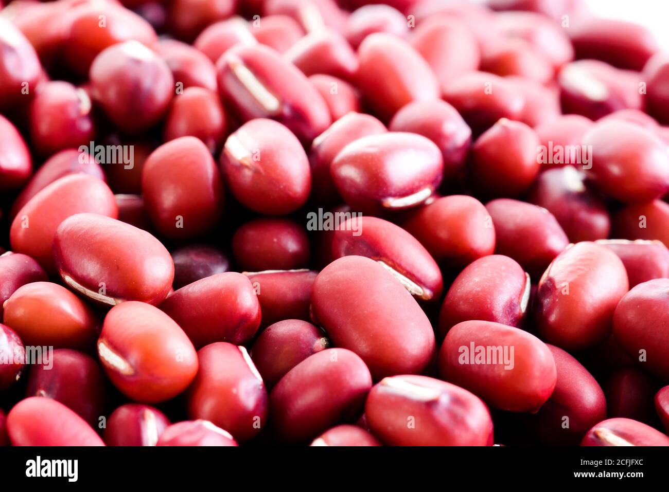 Raw red bean background Stock Photo - Alamy