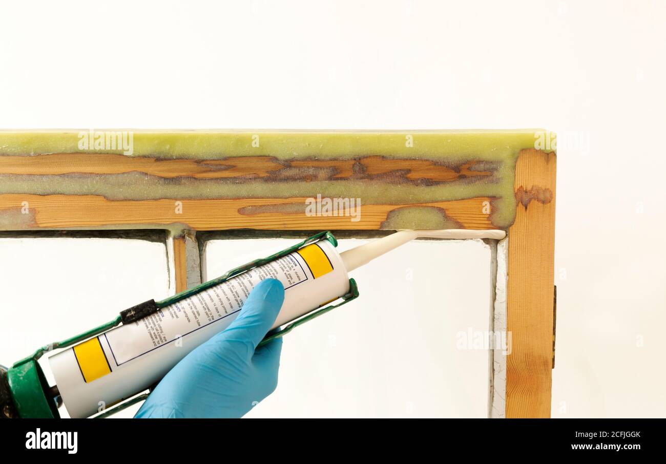 Applying putty window hi-res stock photography and images - Alamy