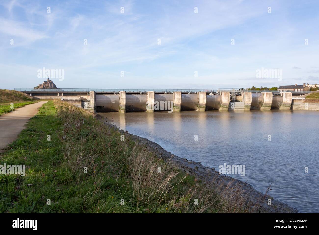 Couesnon dam on the river near the Mont Saint-Michel Stock Photo - Alamy