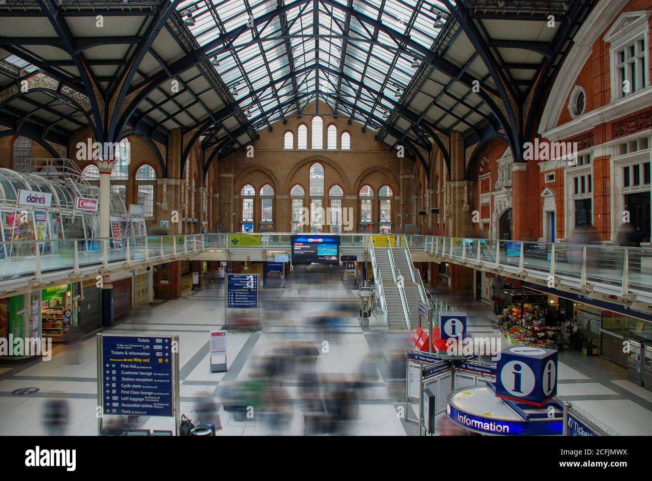Concourse crowded with passengers at liverpool street station hi-res ...
