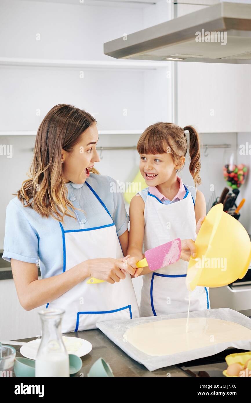 Mother child baking cake hi-res stock photography and images - Alamy