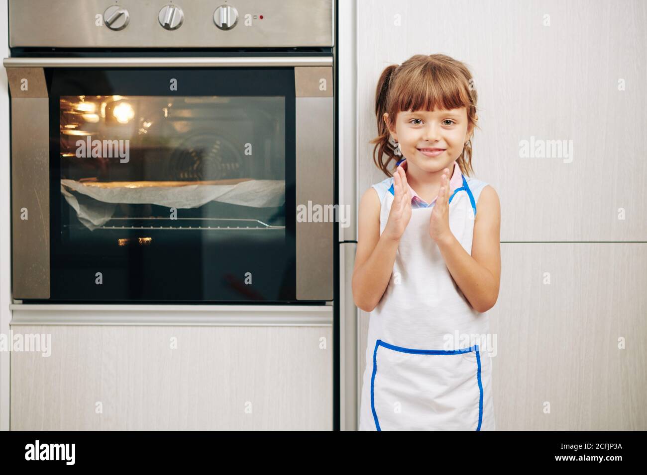 Waiting for cake hi-res stock photography and images - Alamy