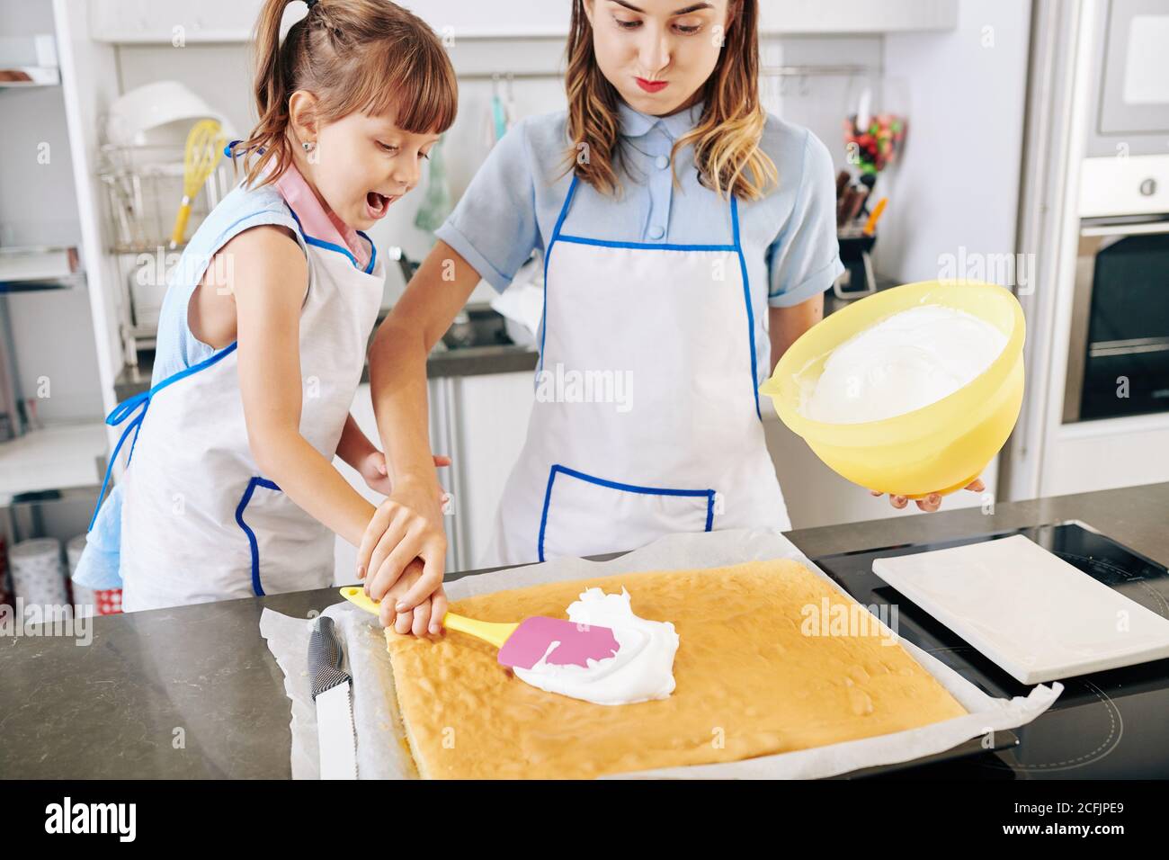 Putting frosting on cake Stock Photo - Alamy