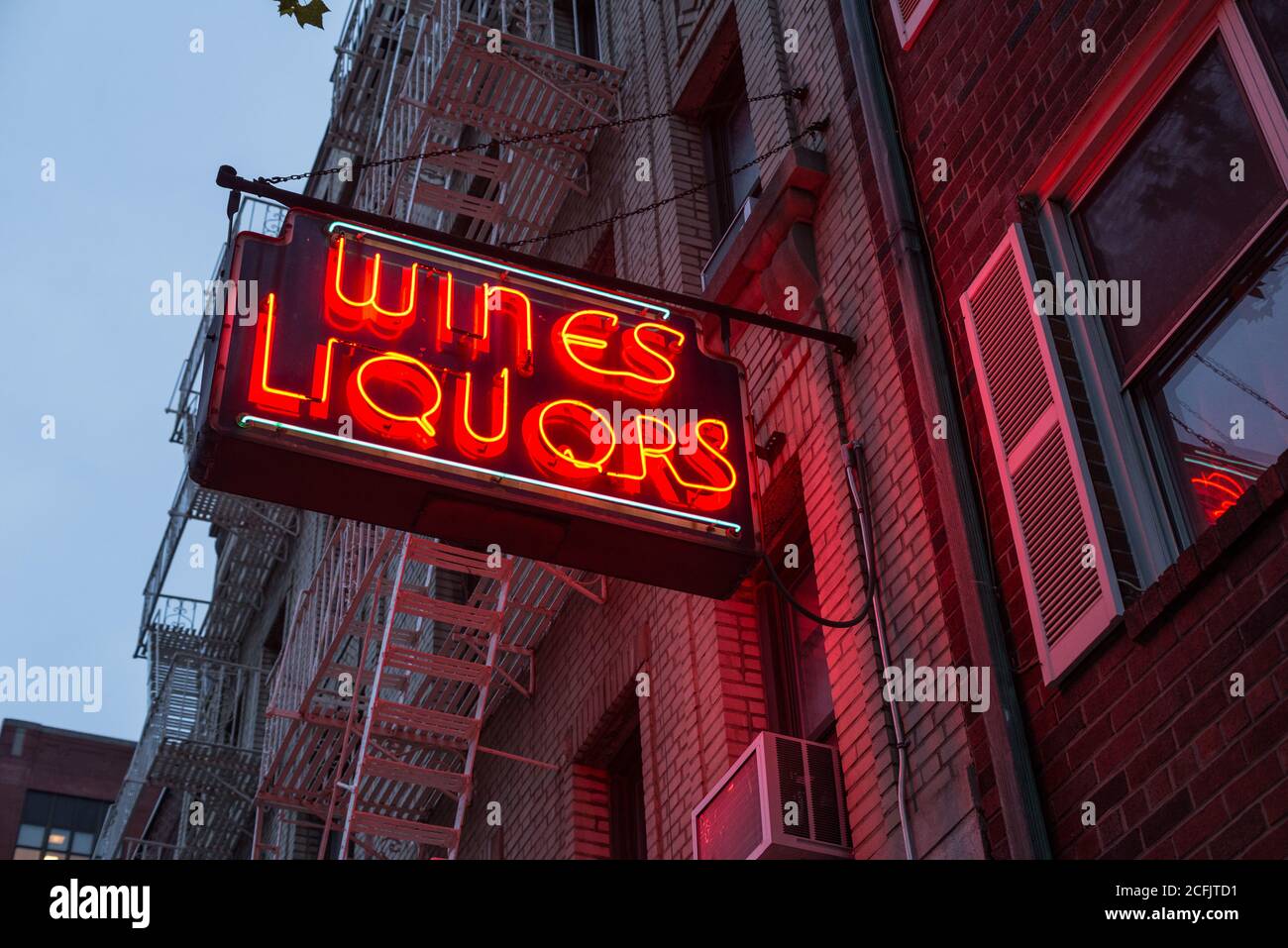 Liquor store neon sign on brick building background Stock Photo - Alamy